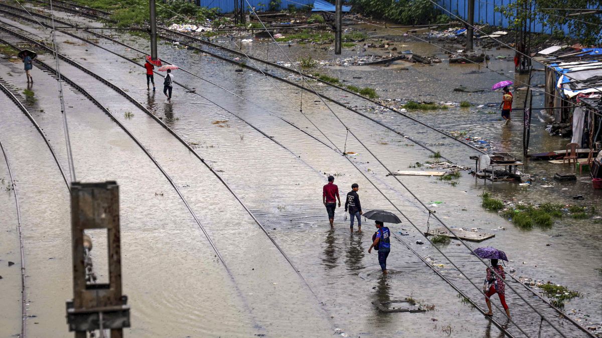 Flash flood alert issued in Konkan, Mumbai, as heavy rains and surface winds batter the region ...